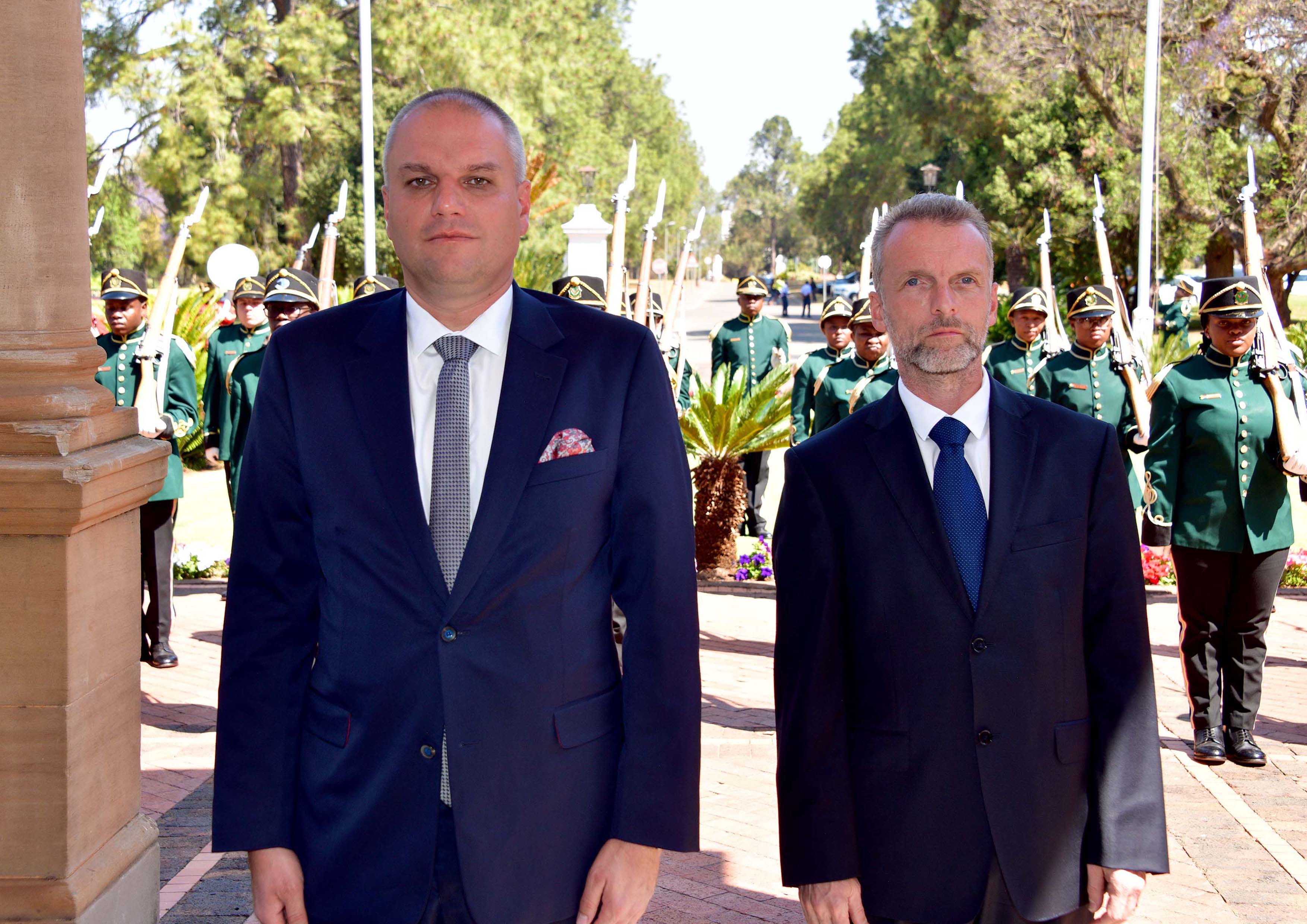 Ambassador Adam Burakowski presents his credentials in South Africa ...