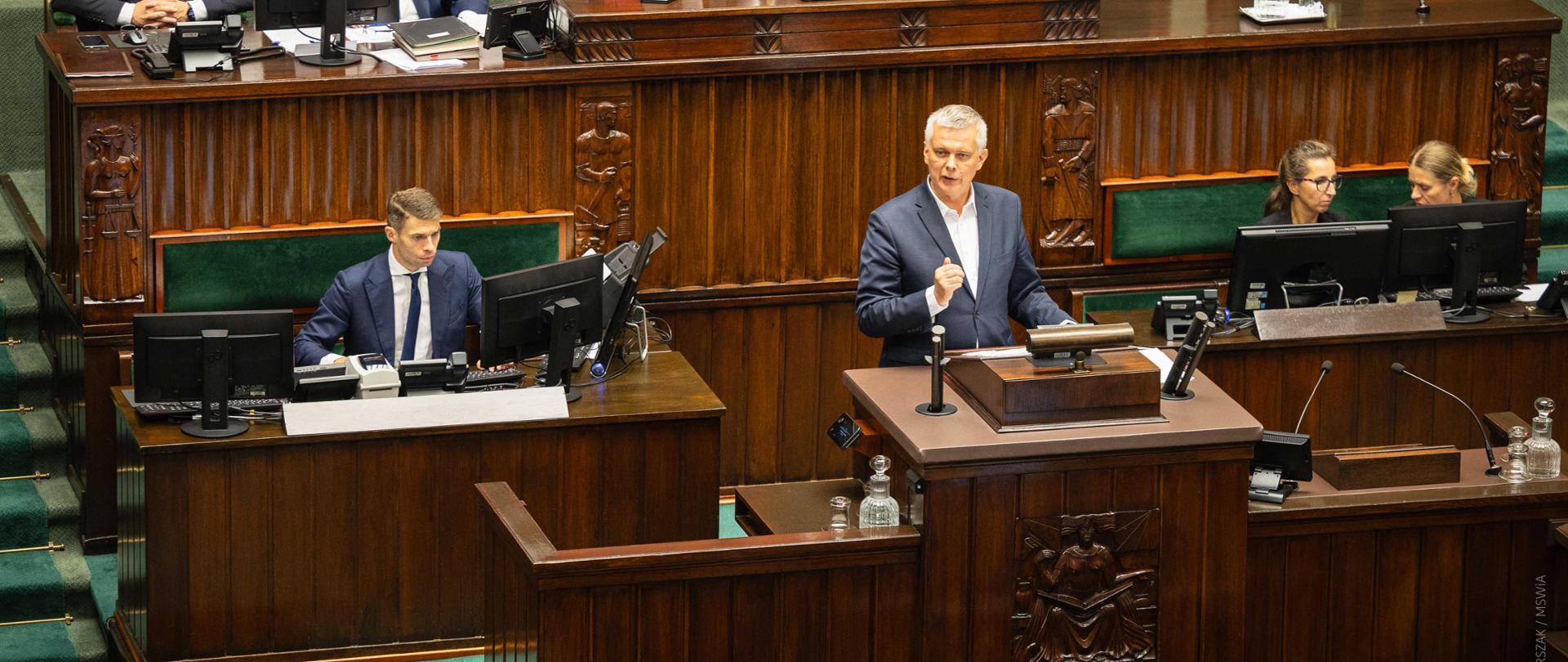 Szef MSWiA Pomoc Przekazywana Za Po rednictwem Rz du Trafia Do Tych