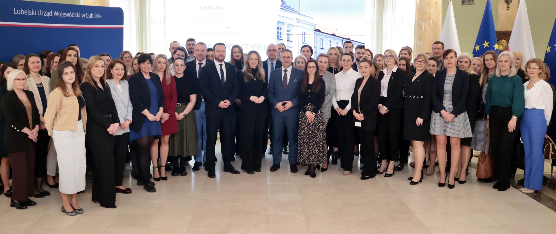 Ministra rodziny, pracy i polityki społecznej Agnieszka Dziemianowicz-Bąk w LUW - Lubelski Urząd ...