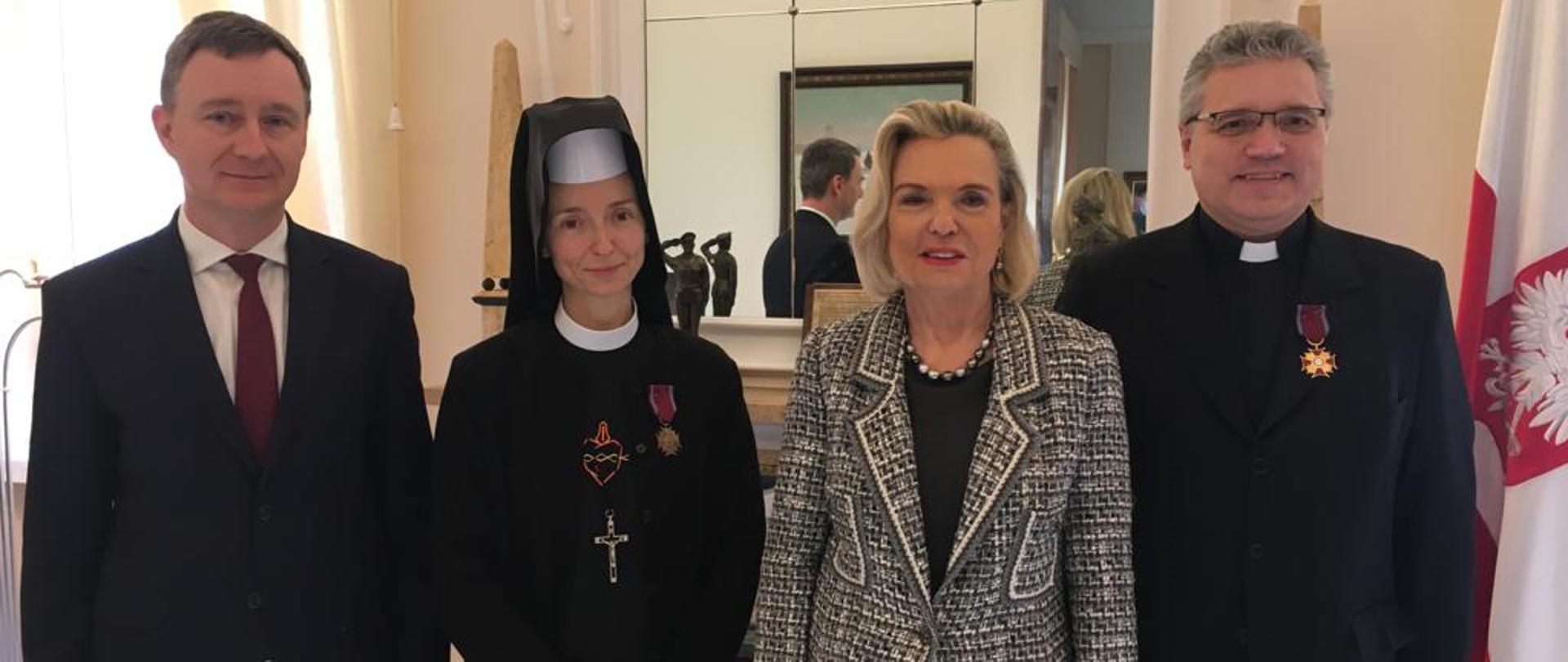 Consegna delle onorificenze di stato a suor Julia e don Andrzej ...