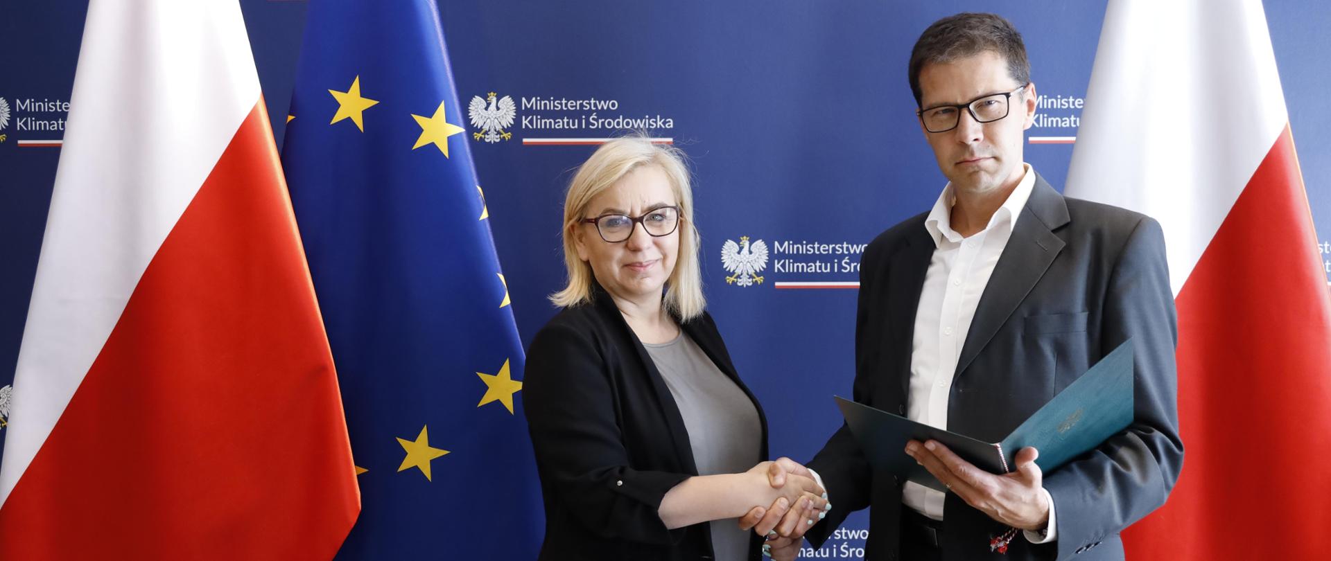 Minister Paulina Hennig-Kloska wręczyła nominację Markowi Bodyłowi - dyrektorowi Biura ...