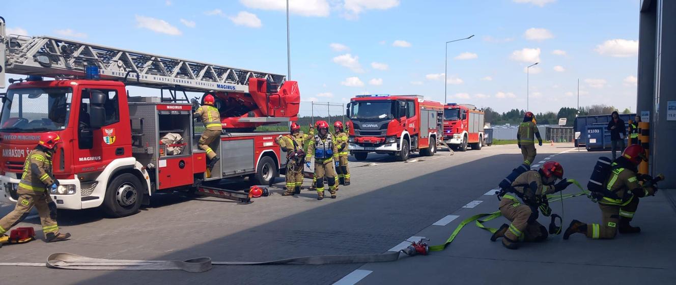 Ćwiczenia dąbrowskich strażaków na obiekcie NGK Ceramic Polska ...