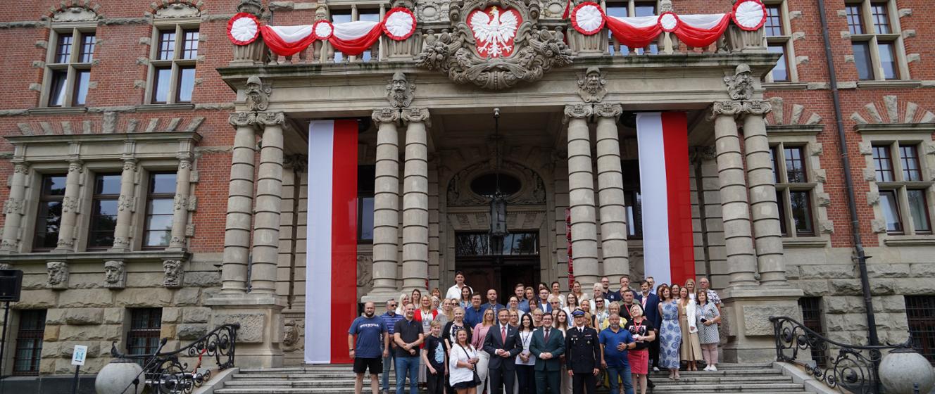 Nowy orzeł nad wejściem do budynku ZUW - Zachodniopomorski Urząd ...